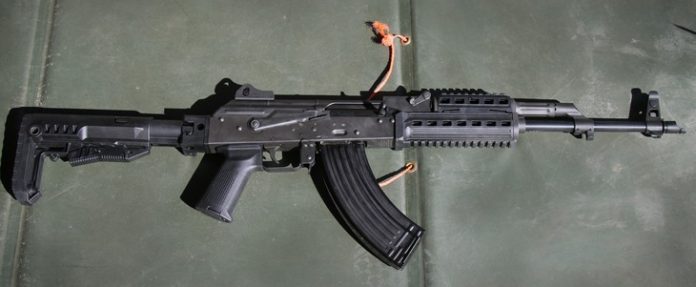 Finnische Reservisten erhalten AKM aus Südkorea