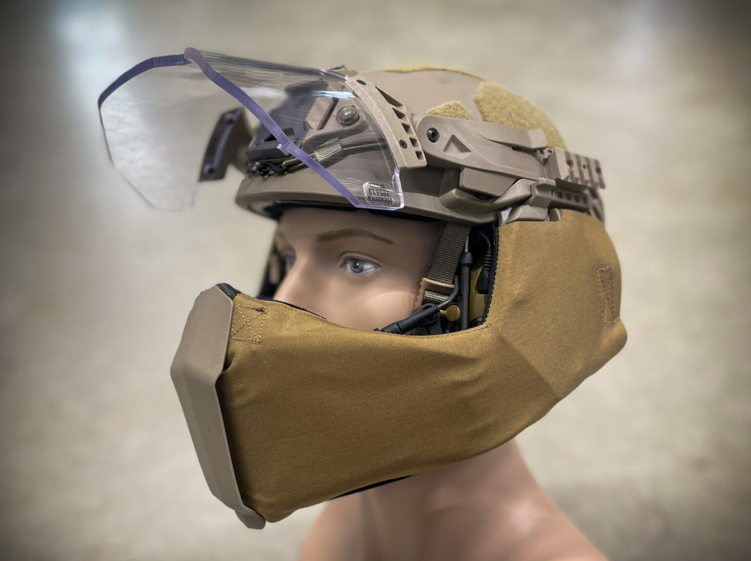 Hexonia zeigt Trivium-Helmsystem mit sprechsatzkompatiblem Kinnschutz